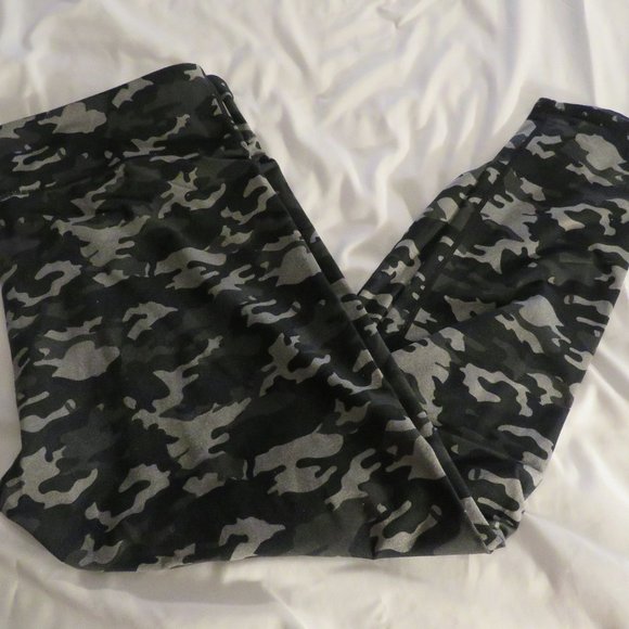 Fabletics | Pants & Jumpsuits | Fabletics Green Camo Leggings X | Poshmark